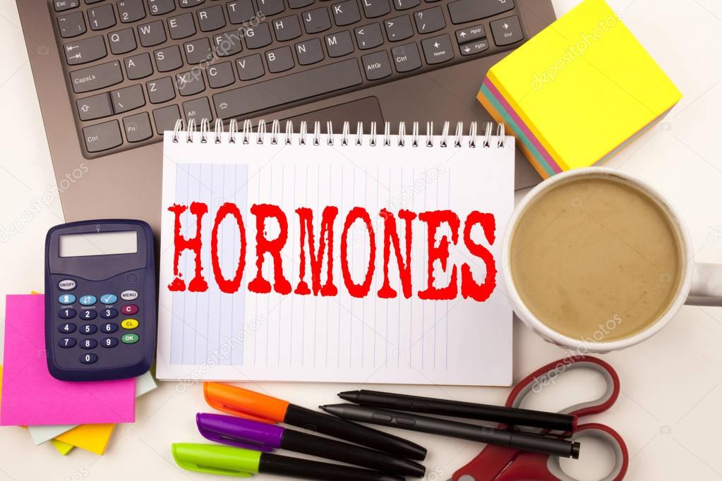 Escritura de palabras Hormonas en la oficina con laptop, rotulador, bol ...