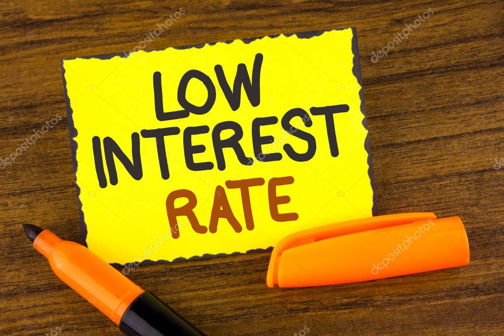 Escritura manual conceptual que muestra baja tasa de interés ...