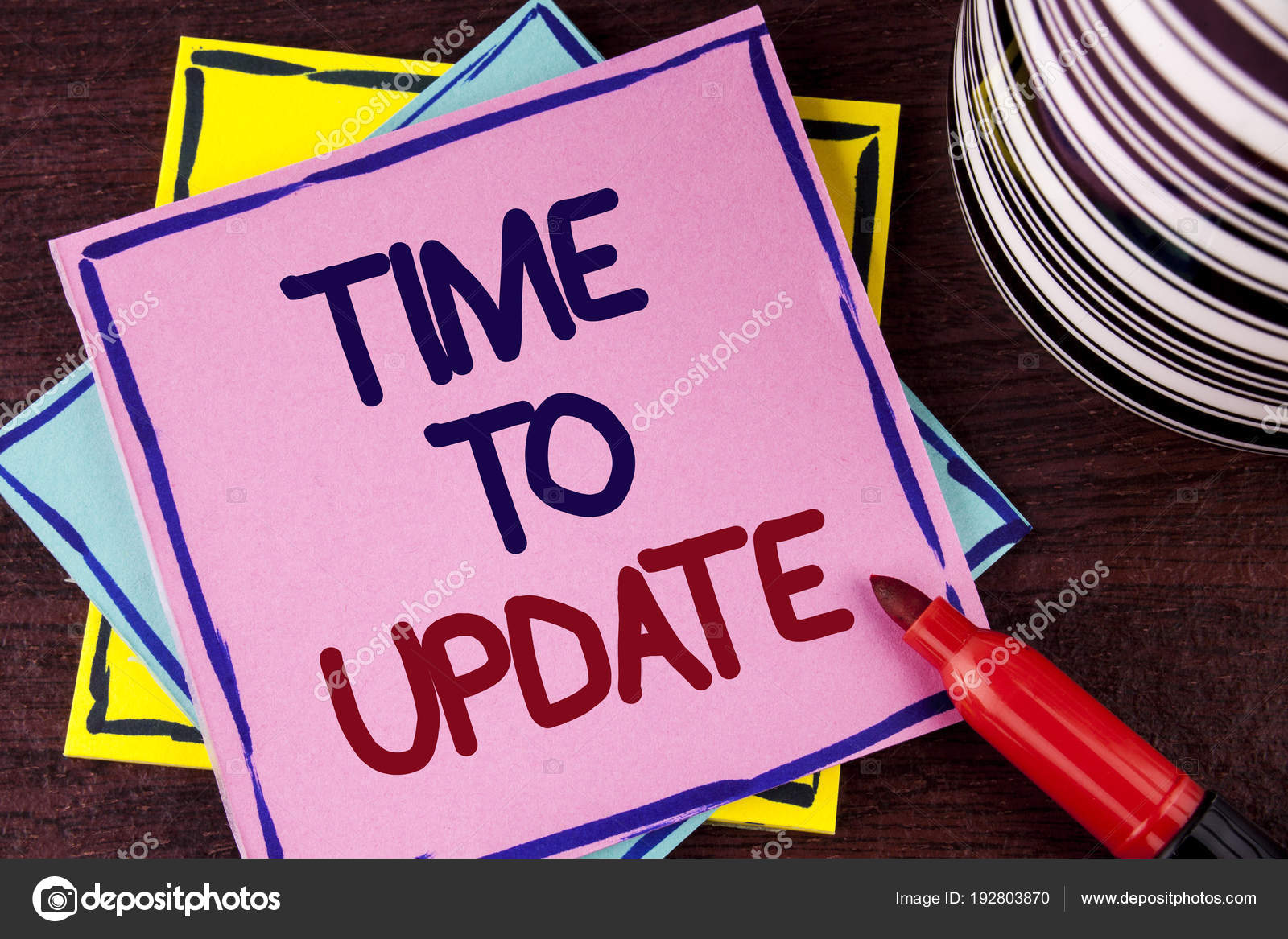 Texto de escritura de palabras Tiempo para actualizar. Concepto de negocio para la renovación ...