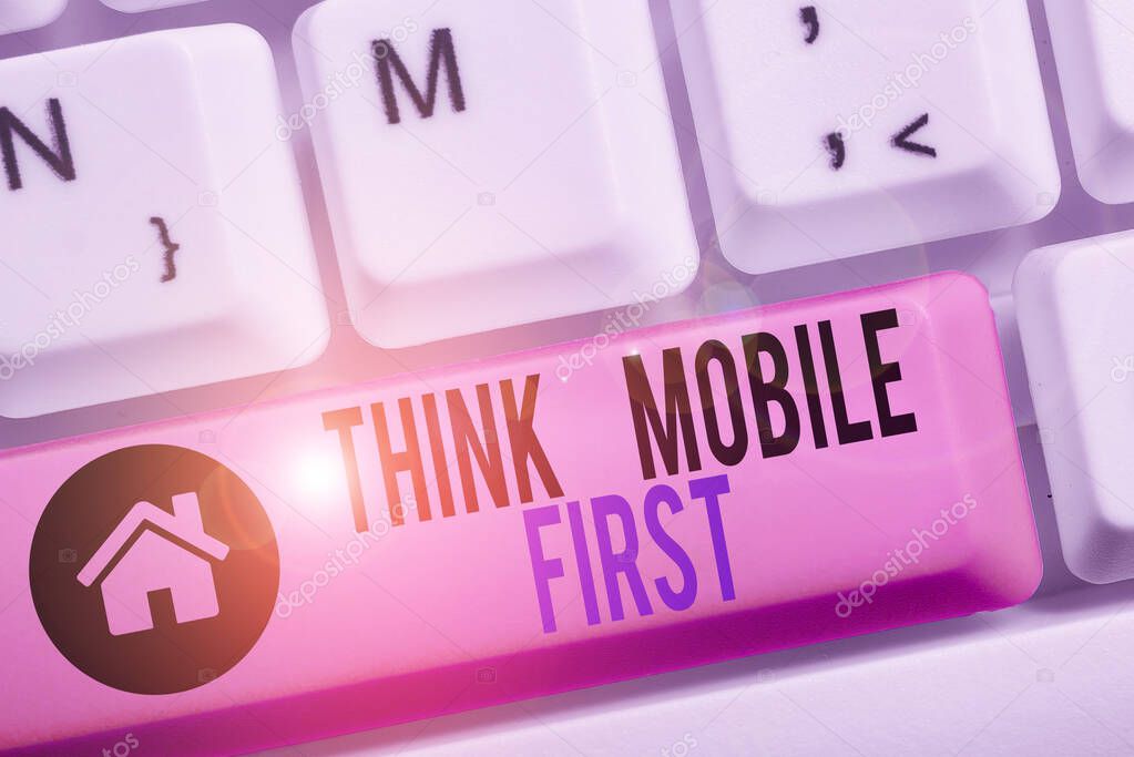 Escritura manual conceptual que muestra Think Mobile First. Texto de la foto del negocio ...
