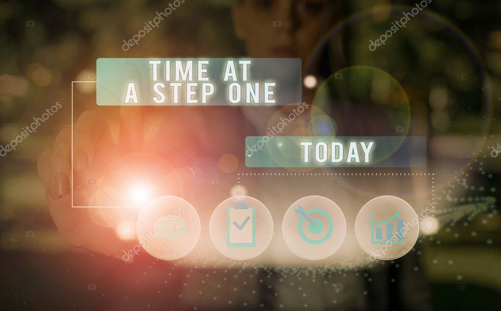 Signo de texto que muestra Time At A Step One. Foto conceptual ...