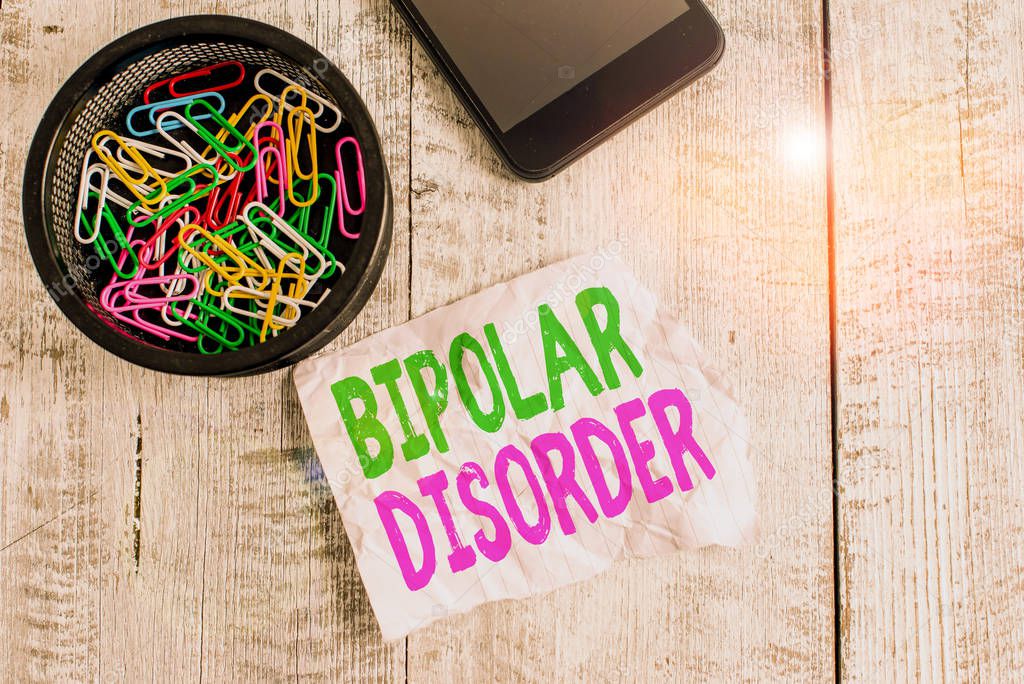 Escribiendo una nota que muestra el trastorno bipolar. Foto de negocios ...
