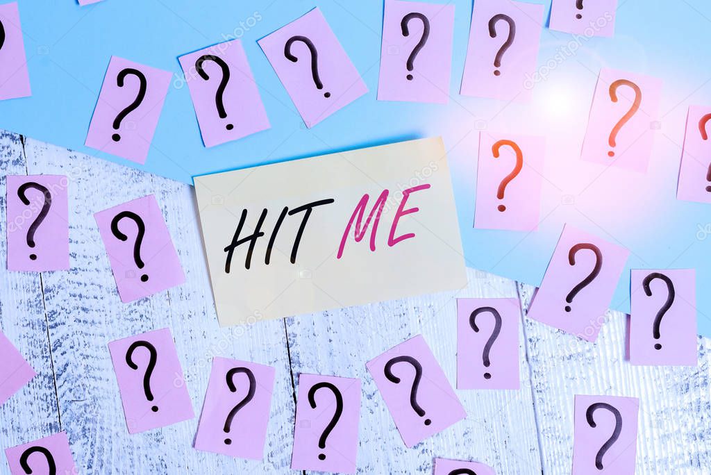 Escritura de mano conceptual que muestra Hit Me. Concepto que significa ...
