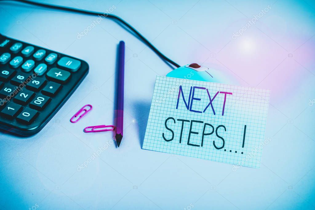 Texto de escritura a mano Próximos pasos. Foto conceptual algo que ...