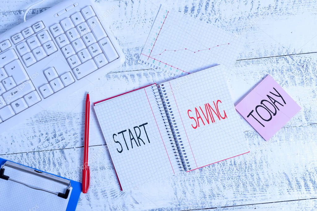 Texto de escritura de palabras Comience a guardar. Concepto de negocio para el dinero que una ...