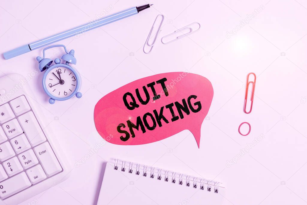 Signo de texto que muestra dejar de fumar. Proceso de fotografía ...