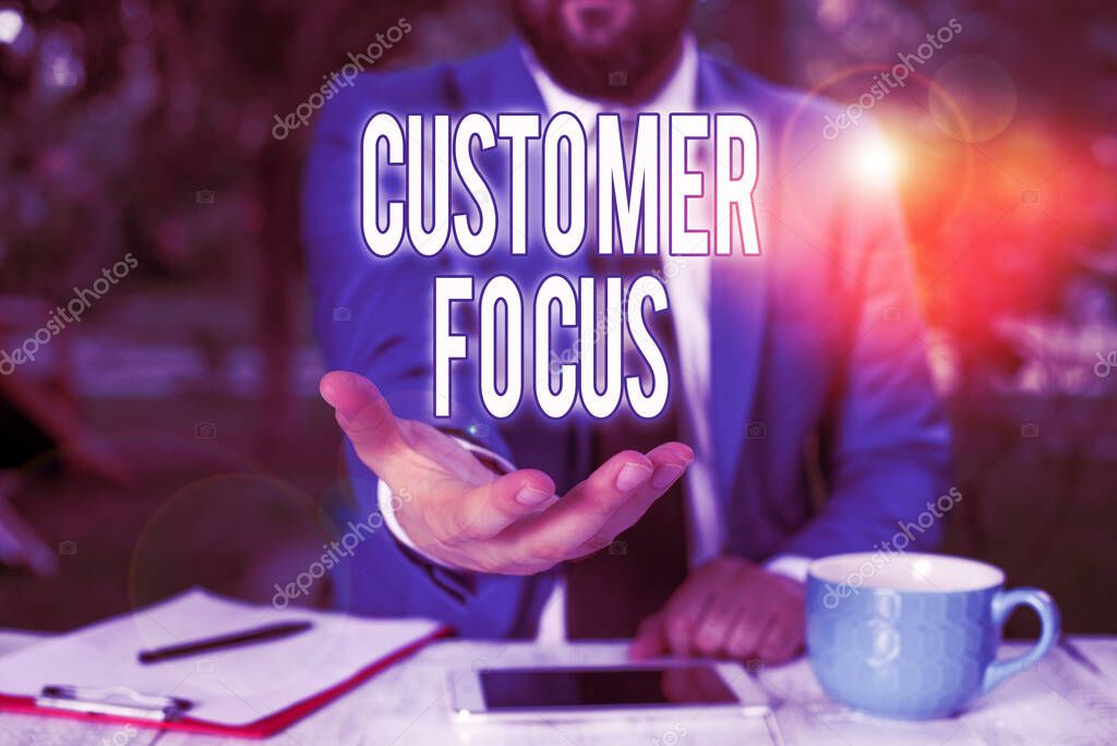 Texto de escritura de palabras Customer Focus. Concepto de negocio para ...