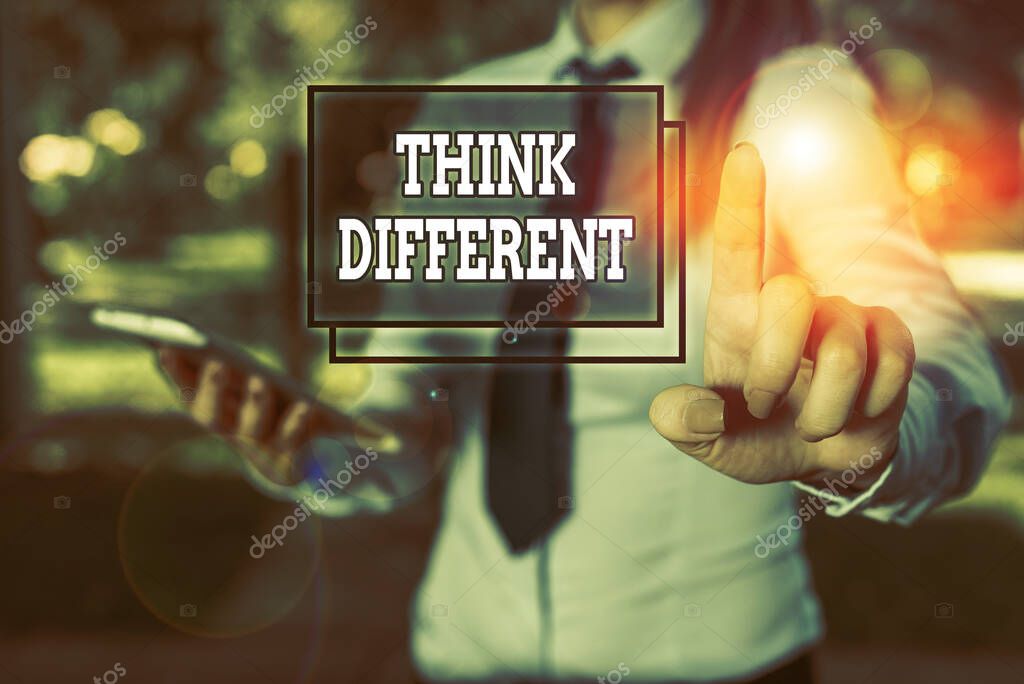 Texto de escritura Piense diferente. Concepto que significa método ...