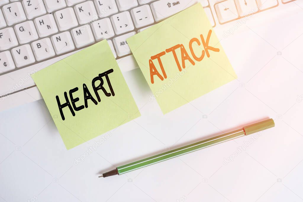 Escribiendo una nota que muestra un ataque al corazón. Foto de negocios ...