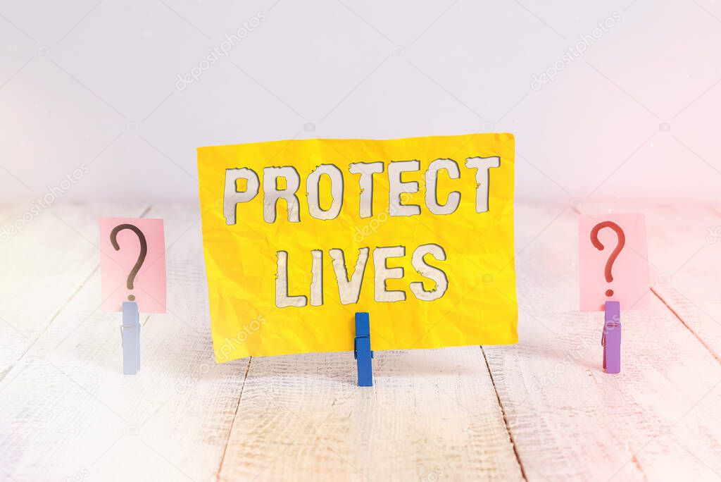 Escribiendo una nota que muestra Protect Lives. Escaparate de fotos de ...