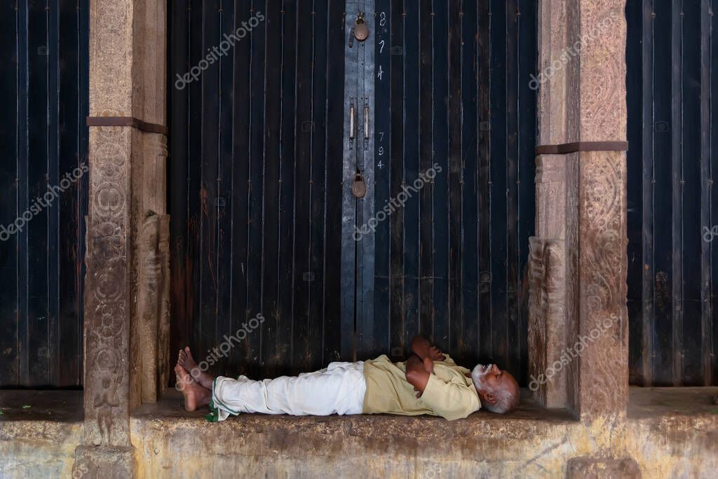 Srirangam, India - 22 de agosto de 2018: Hombre de mediana edad ...