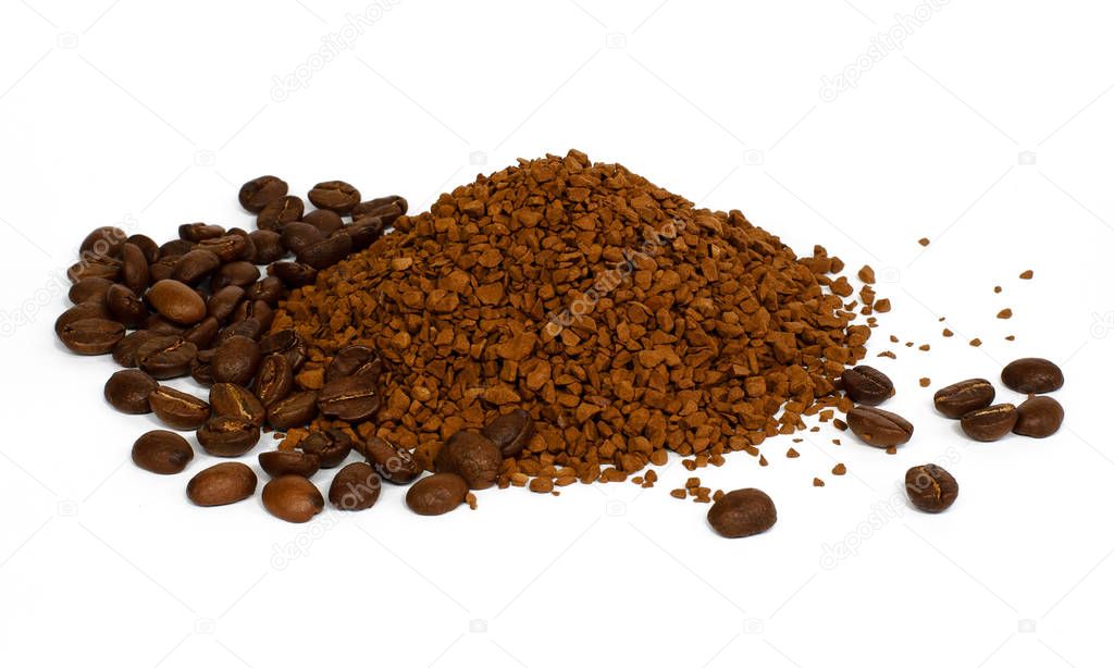 Café instantáneo y granos de café enteros aislados sobre fondo blanco ...