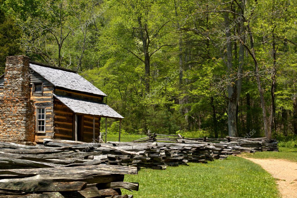 Caba a John Olivers en Cades Cove loop road en el Parque Nacional ...