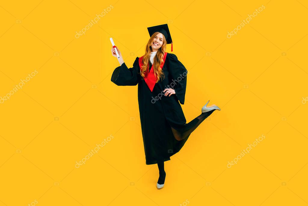 Longitud completa, feliz hermosa chica graduada feliz y divertirse con ...