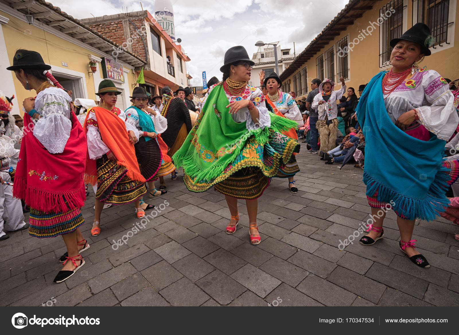 Women dancers in bright colour traditional dress — Stock Editorial ...