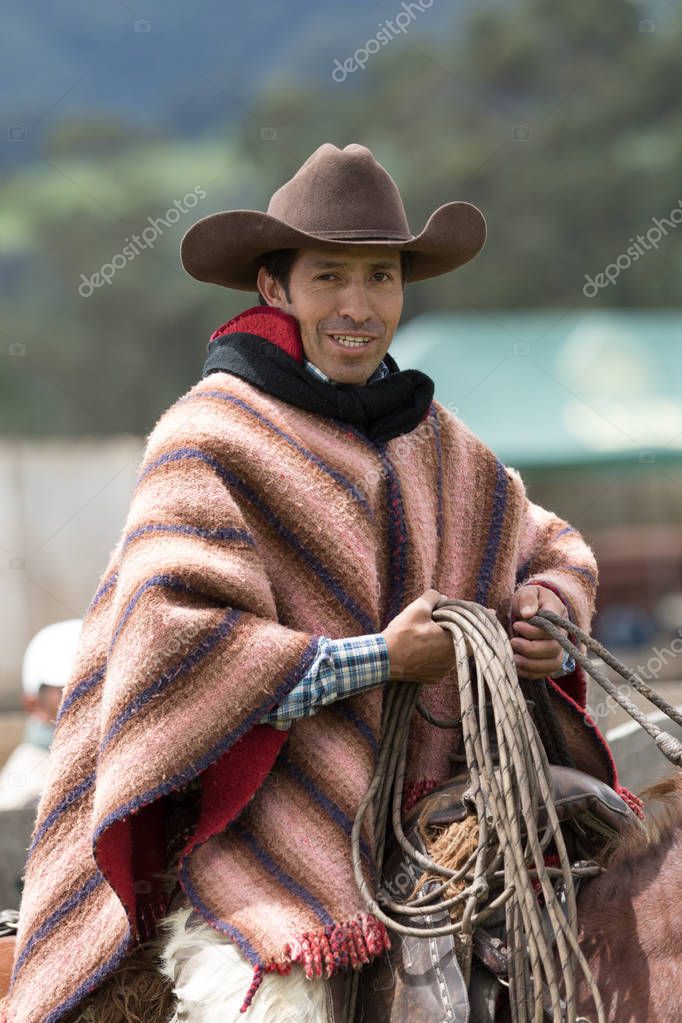 3 de junio de 2017 Machachi, Ecuador: vaquero con poncho tradicional y ...