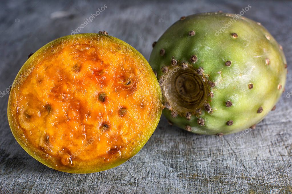 primer plano de la fruta del cactus llamada at n en Ecuador 2024