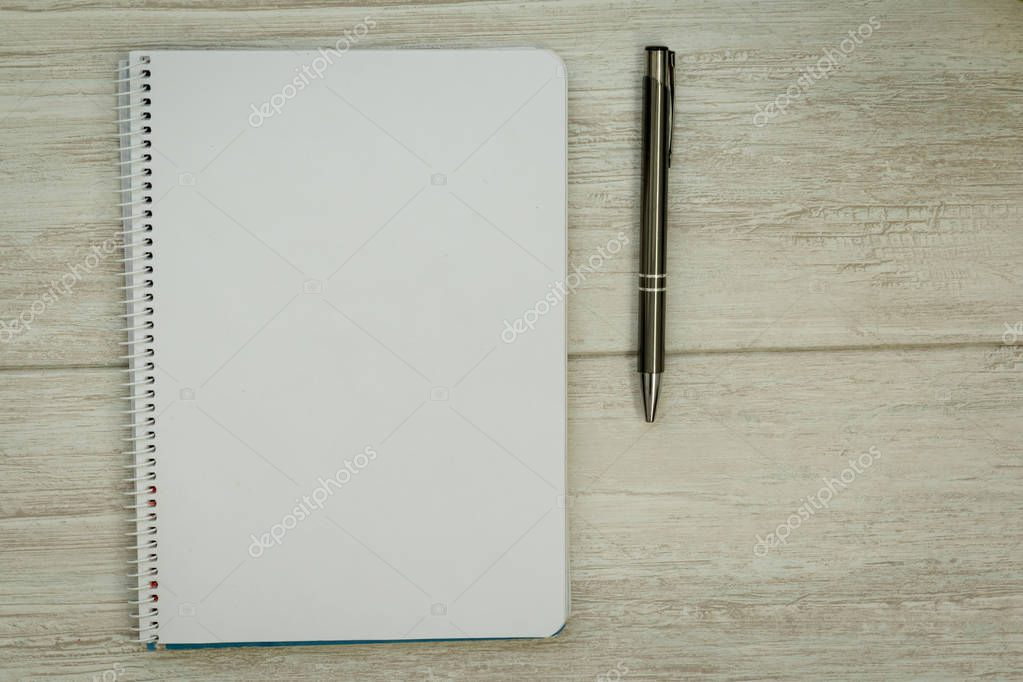 libreta en blanco con pluma 2025