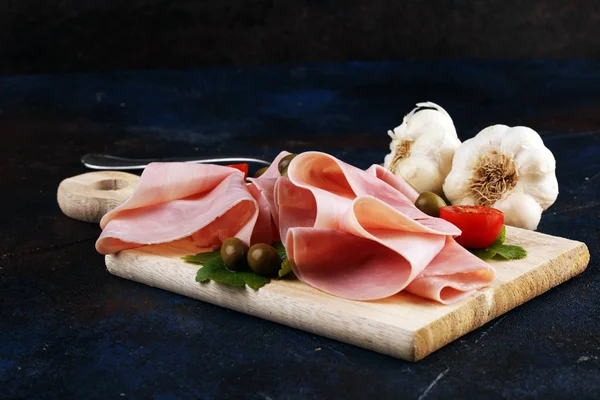 Jamón en rodajas sobre fondo de madera. Prosciutto cotto fresco ...