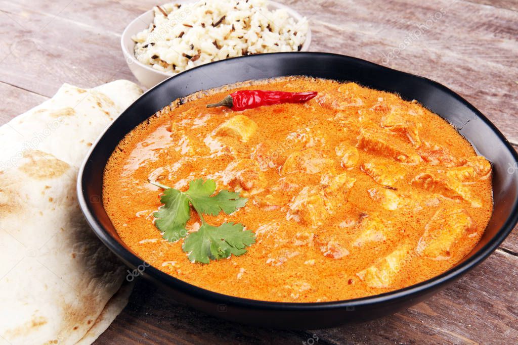 Pollo tikka masala picante curry carne comida en olla con arroz y 2022