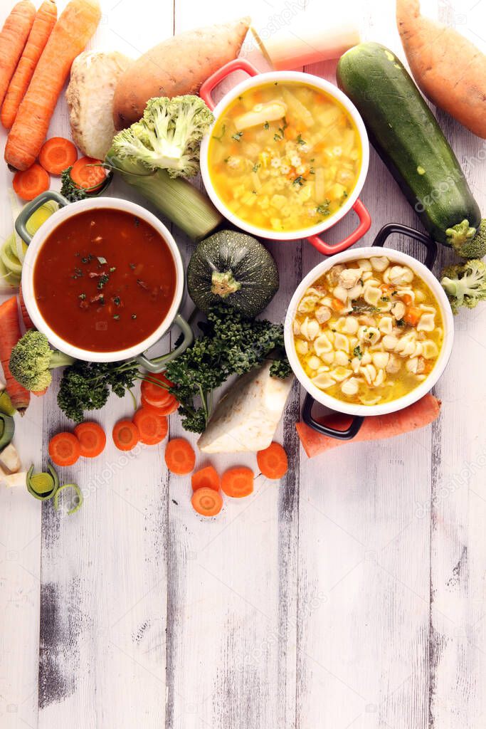 Conjunto de tres sopas de cocina mundial, comida saludable. Caldo con ...