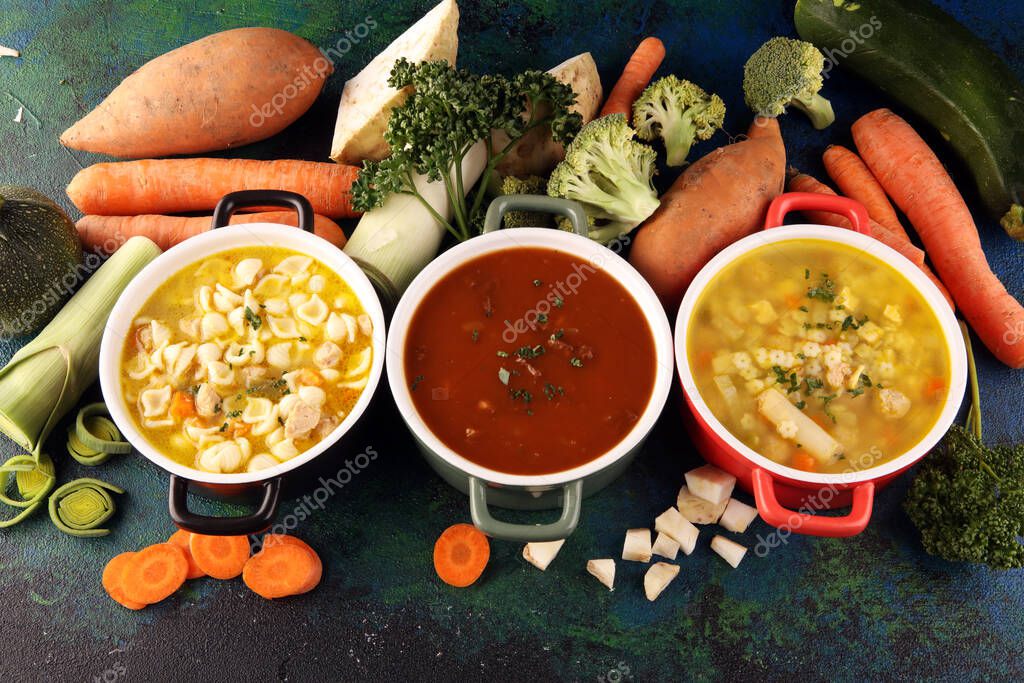 Conjunto de tres sopas de cocina mundial, comida saludable. Caldo con ...
