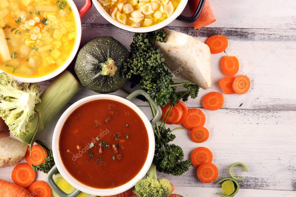 Conjunto de tres sopas de cocina mundial, comida saludable. Caldo con ...