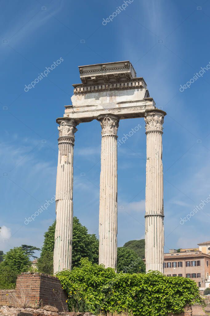 Ruinas de las icónicas tres columnas en Forum Romanum. En Roma. Italia 2023