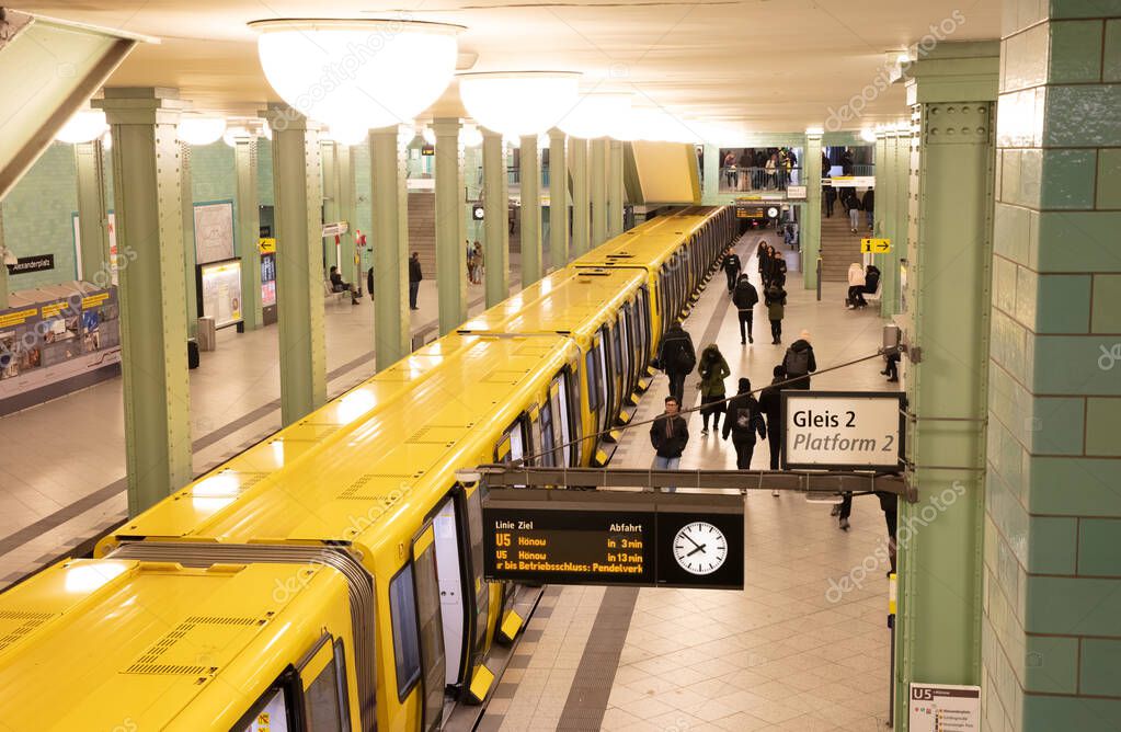 Berlín, Alemania en enero 1, 2020: U-Bahn Berlín, el metro de Berlín es ...