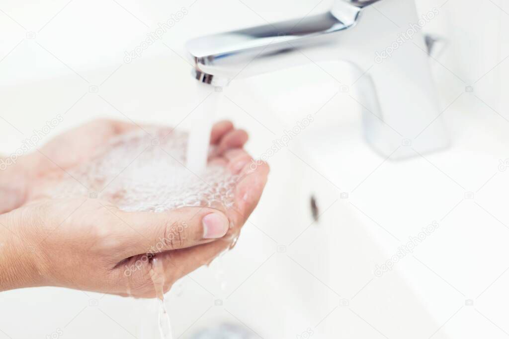 Los hombres se lavan las manos cada vez antes de comer para prevenir ...
