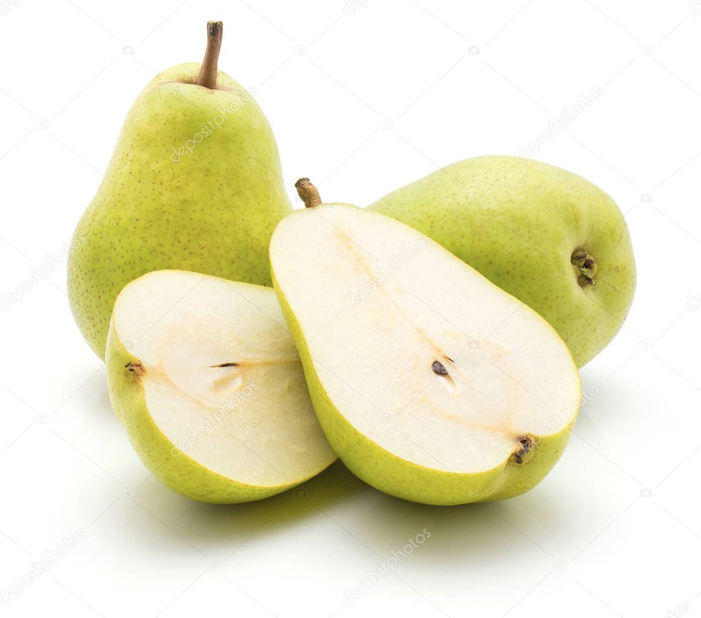 Peras verdes aisladas sobre fondo blanco dos mitades enteras cortadas ...