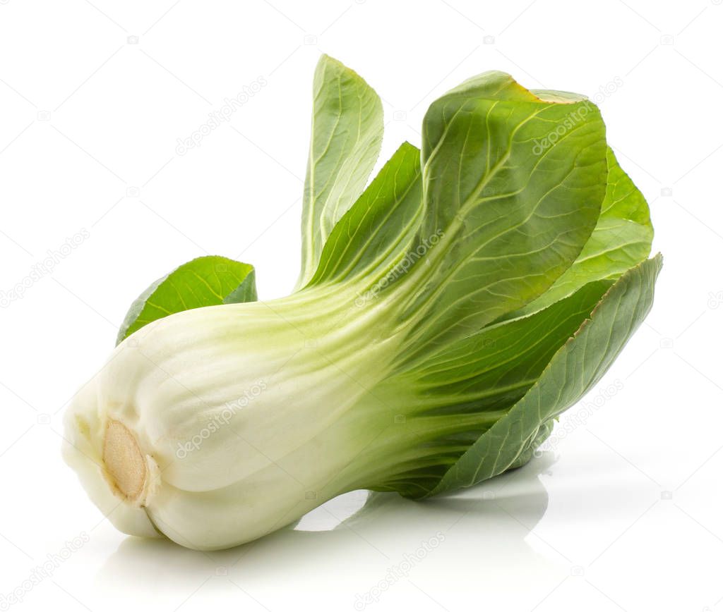 Un bok choy (Pak choi) aislado sobre fres de fondo blanco 2022