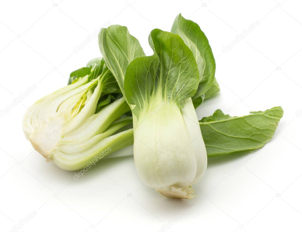 Un bok choy (Pak choi) con hoja separada y una mitad cortada en rodajas ...
