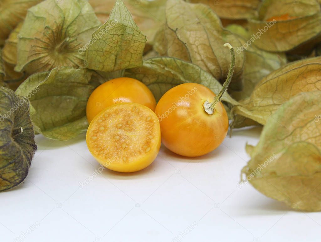 Fruta de la physalis peruana, originaria de la región andina 2023