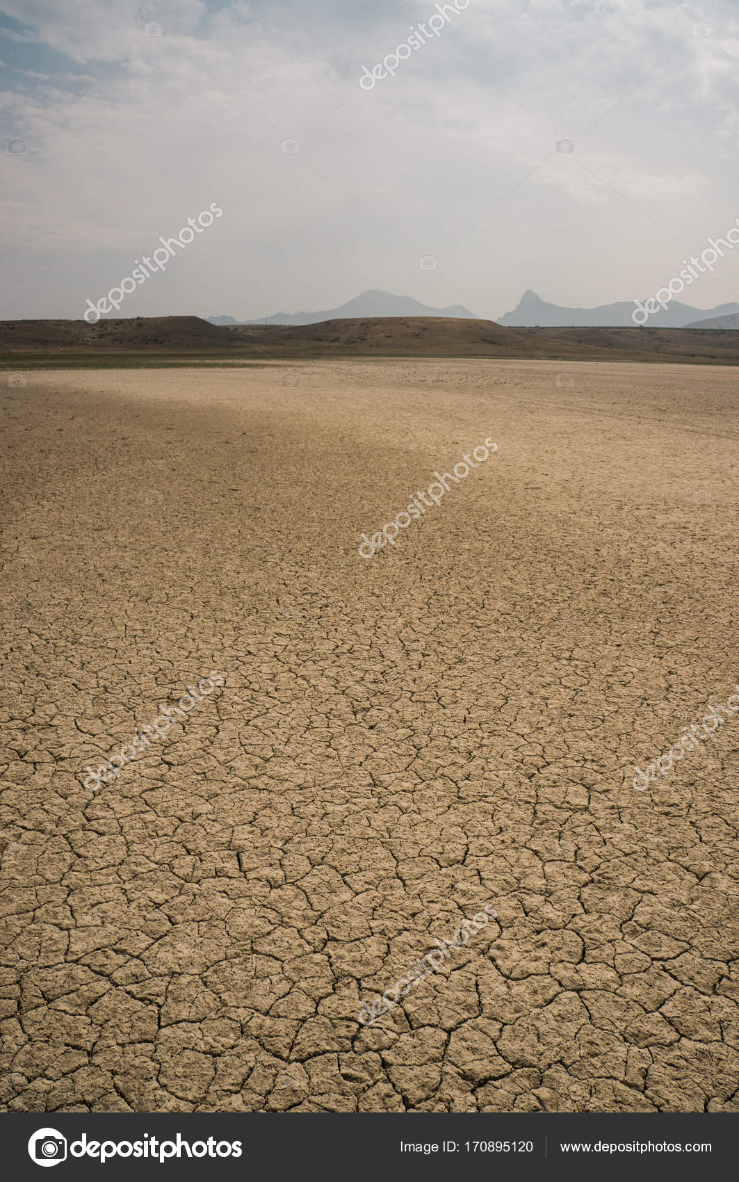 Landscape with cracked earth Stock Photo by ©YuliyaKirayonakBO 170895120