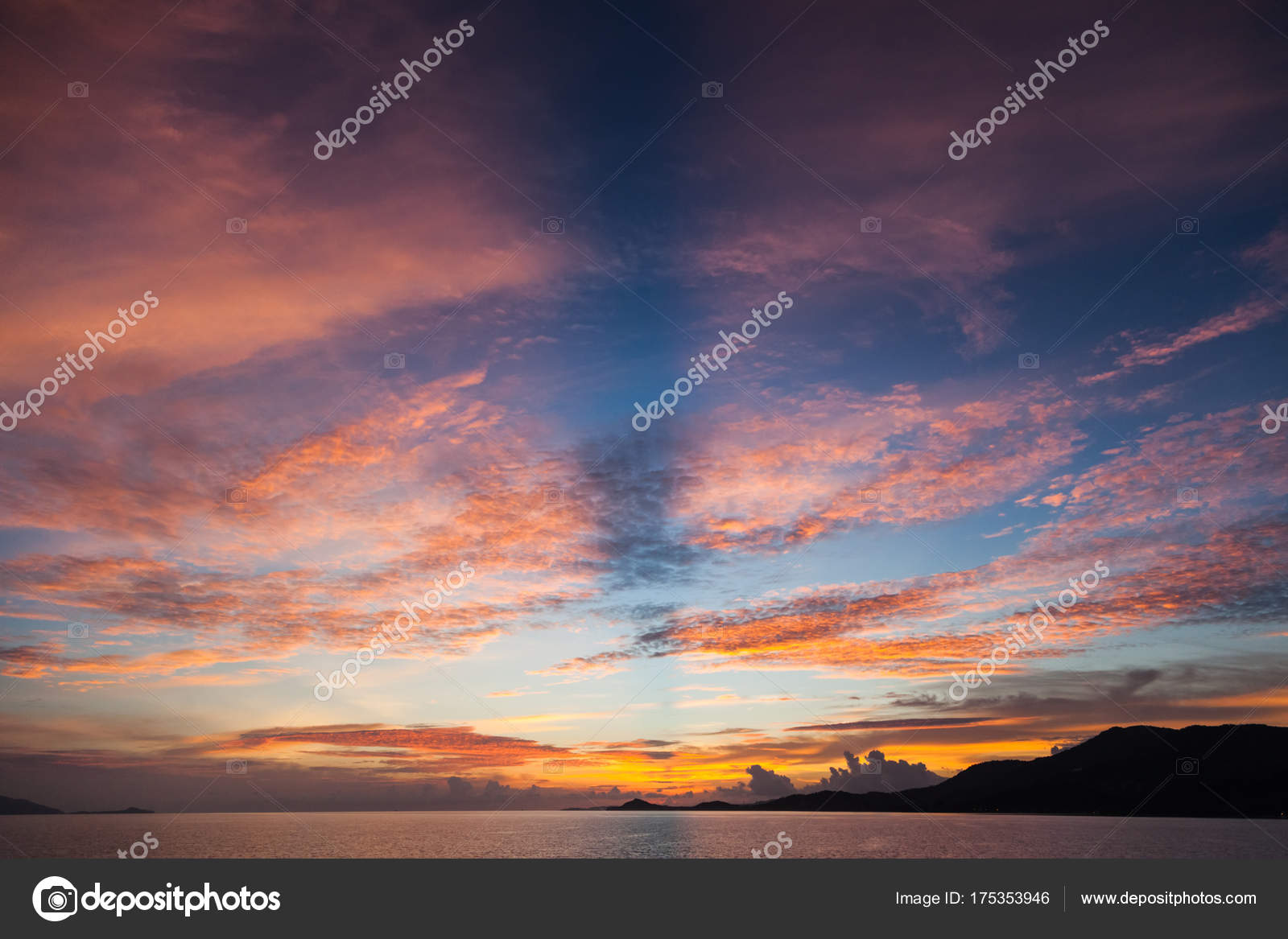 Beautiful Sunset Calm Ocean Surface — Stock Photo © ViktoriiaDyachenko ...