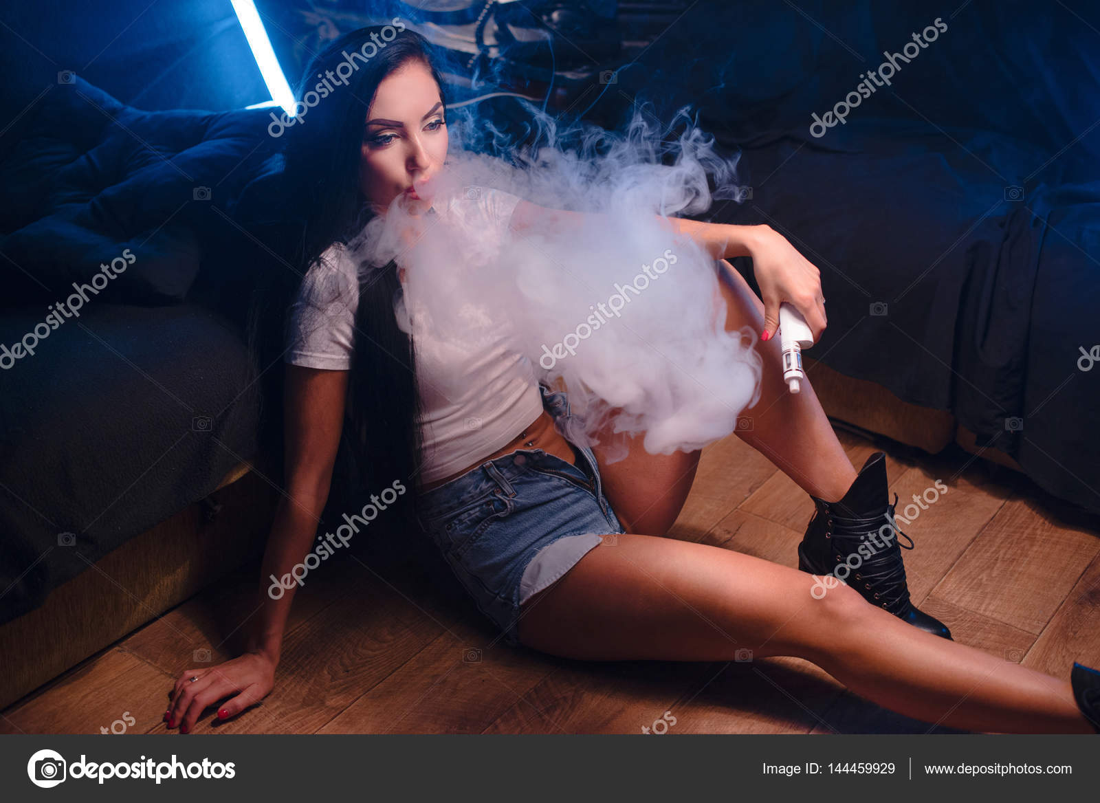 Sexy Brunette Vaping Vaponizer And Clouding Woman With Sexy Bod
