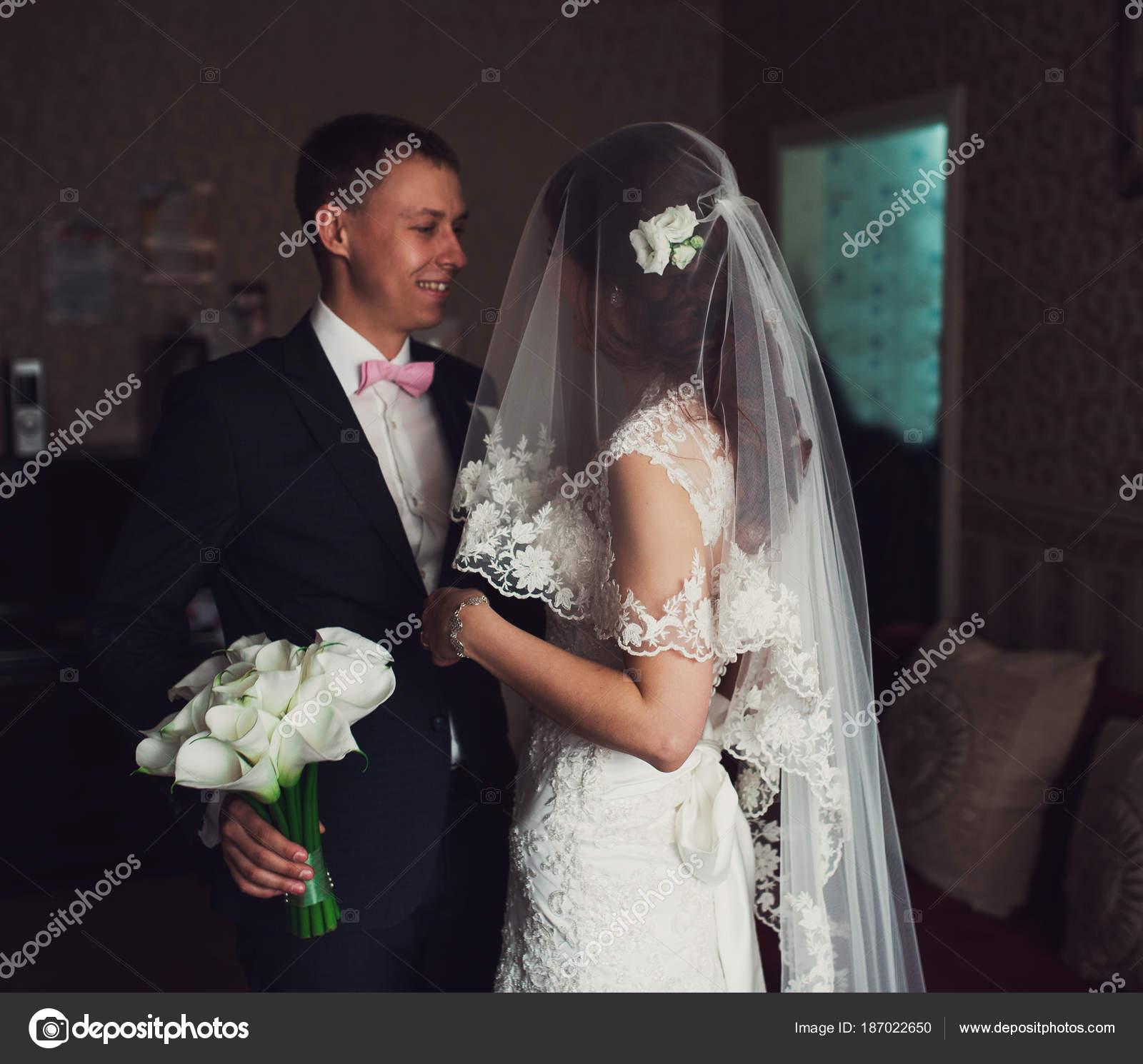 Meeting the bride and groom, Bride waiting for the groom — Stock Photo ...
