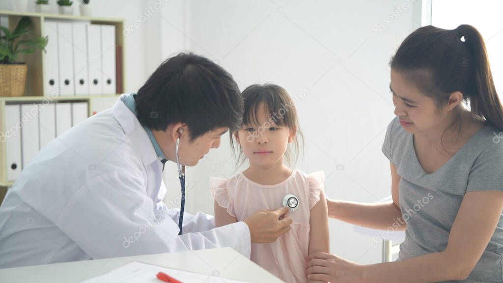 Conceptos médicos. El médico está revisando el estado del paciente en ...