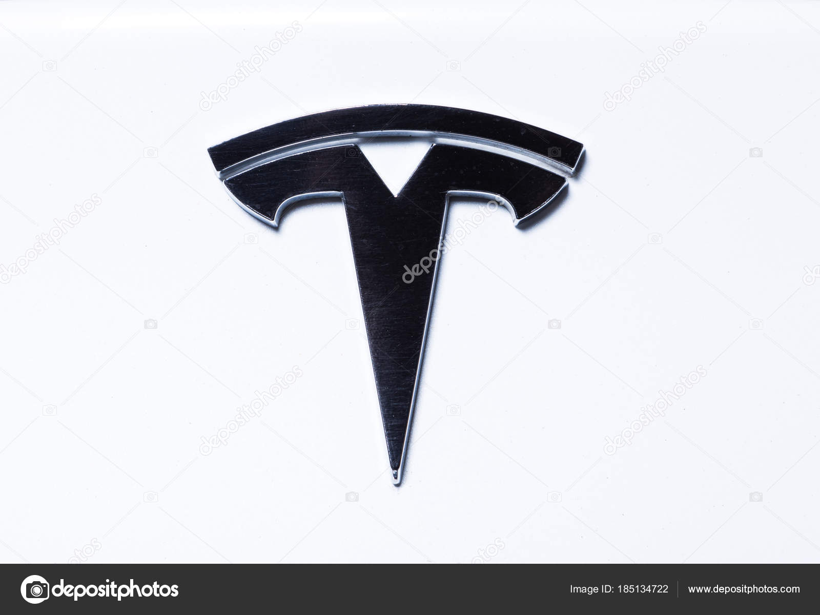 Tesla car log — Stock Editorial Photo © Thunderstock #185134722