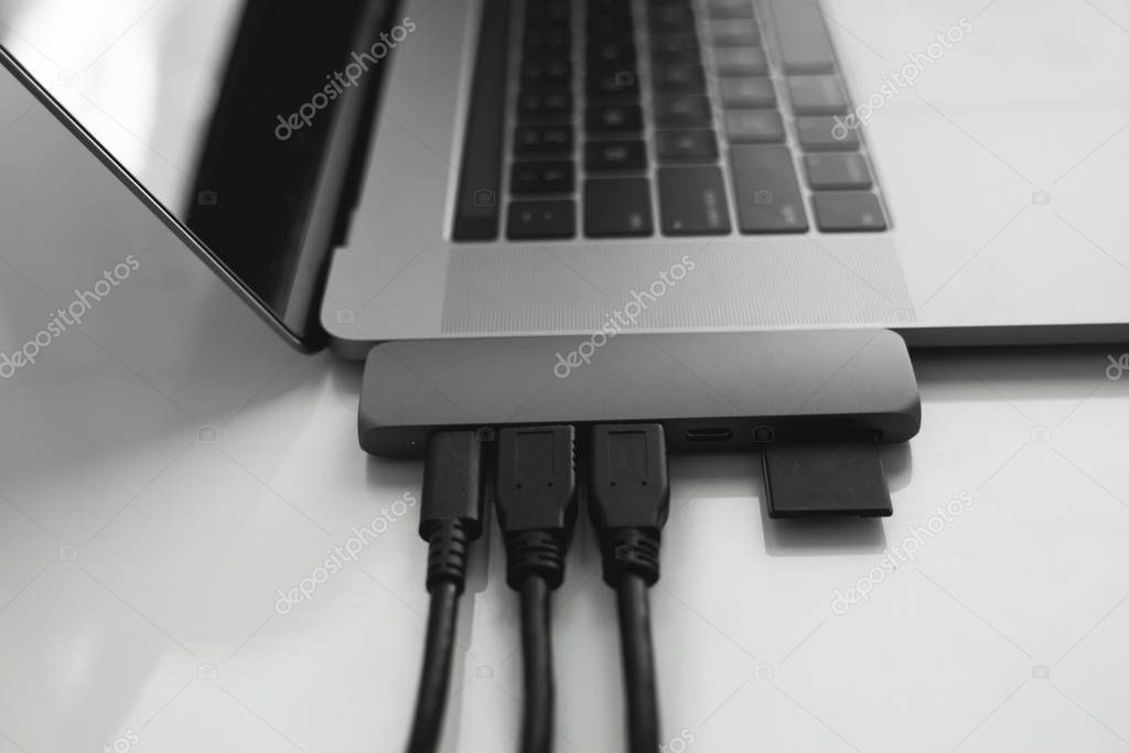 Portátil con adaptador USB Tipo-C con cables USB enchufados y tarjeta ...