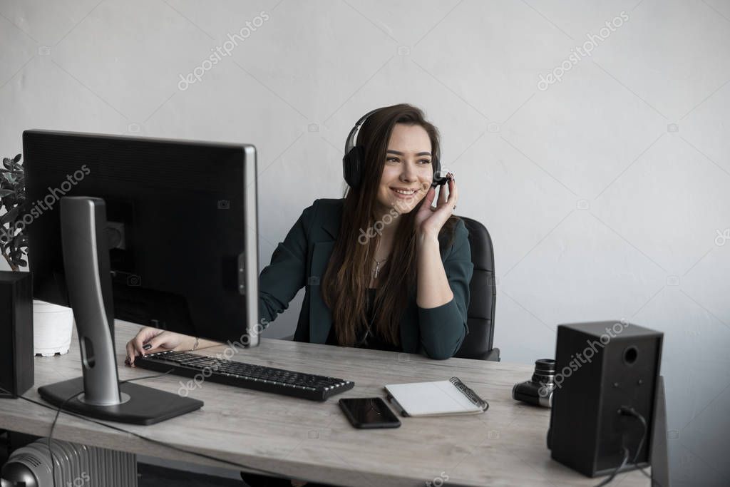 Joven morena operador de servicio llama en la oficina. Joven gerente de ...