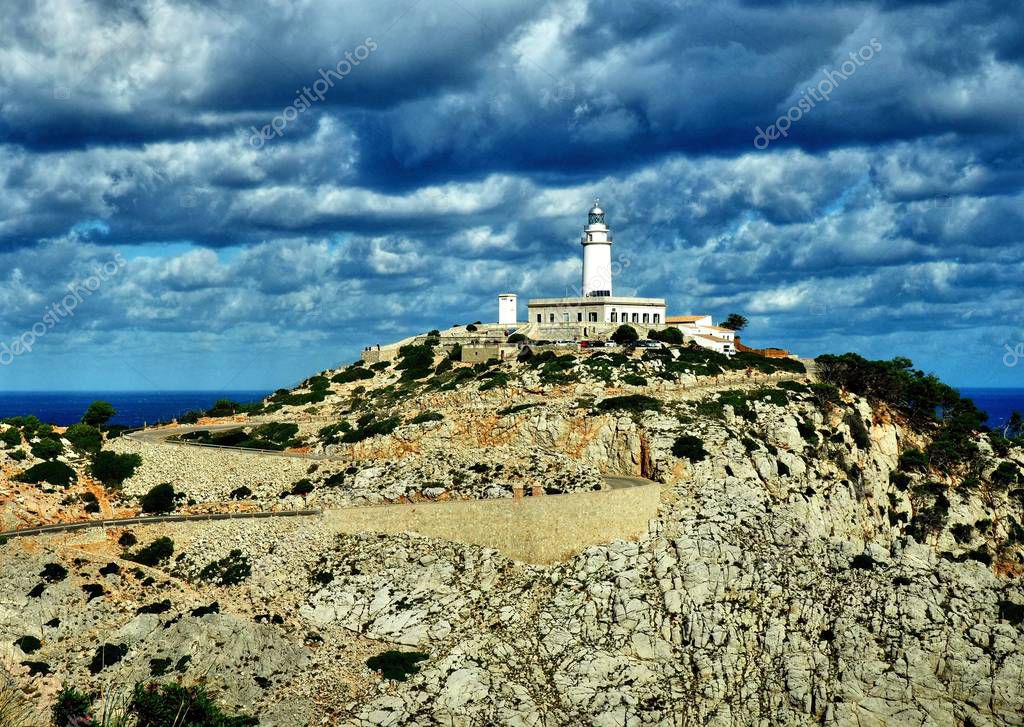 Faro Cap Formentor en la costa este de Mallorca con espectaculares ...