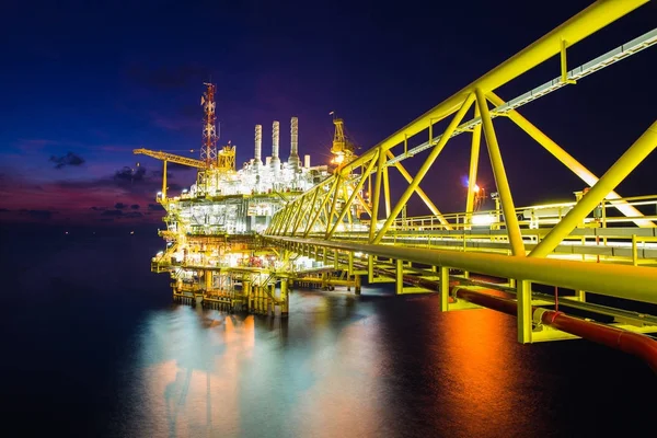 Platform wellhead Stok Foto, Platform wellhead Gambar Bebas Royalti ...