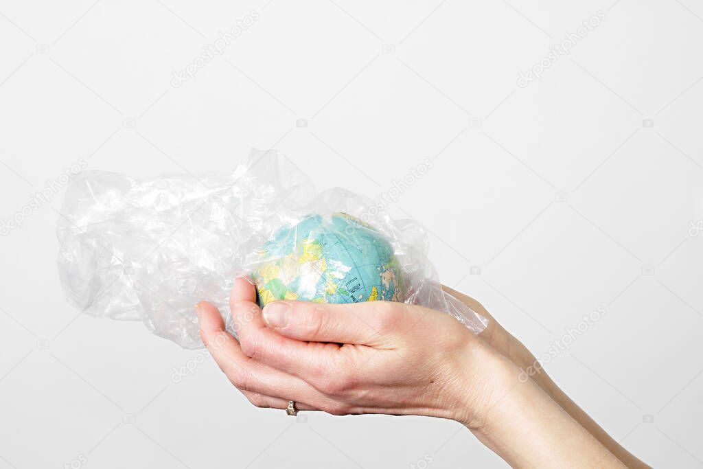 planeta tierra atrapada en un mar de residuos plásticos que es malo para el medio ambiente con ...