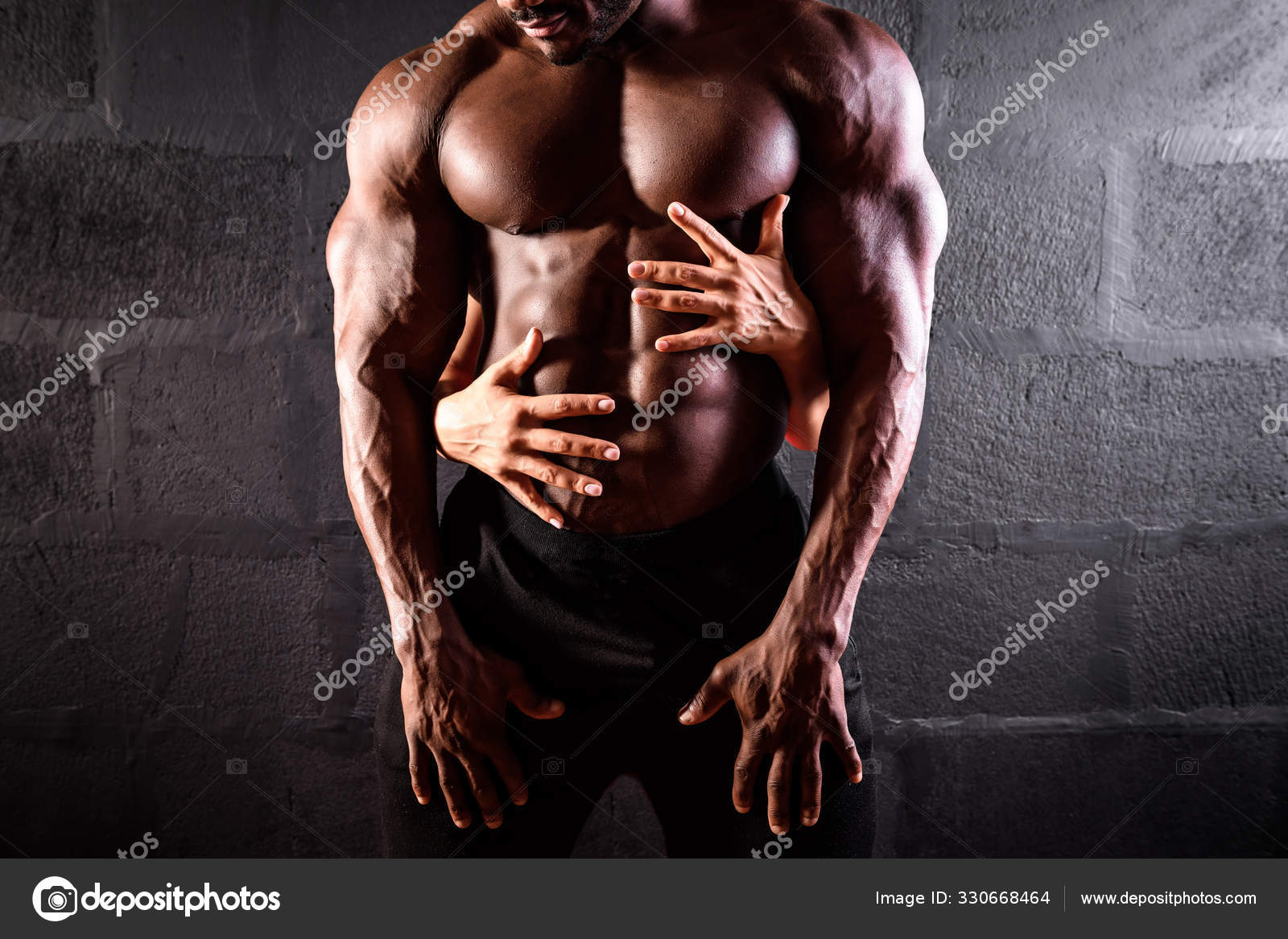 Athlète masculin afro-américain posant montrant une musculature ...
