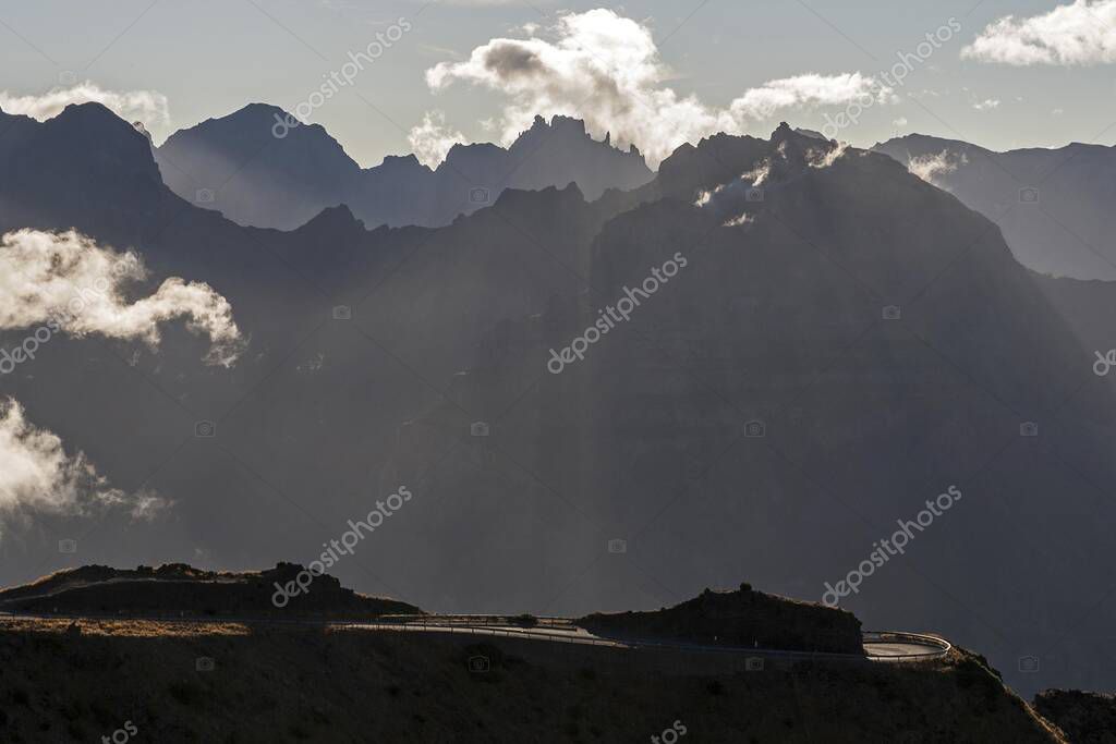 Siluetas de las monta as en el Parque Natural de Madeira, nubes de ...