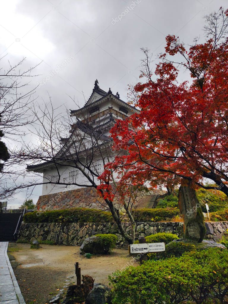 Kitsuki, Japón - 28 de noviembre de 2019: Guarda principal (donjon) del ...