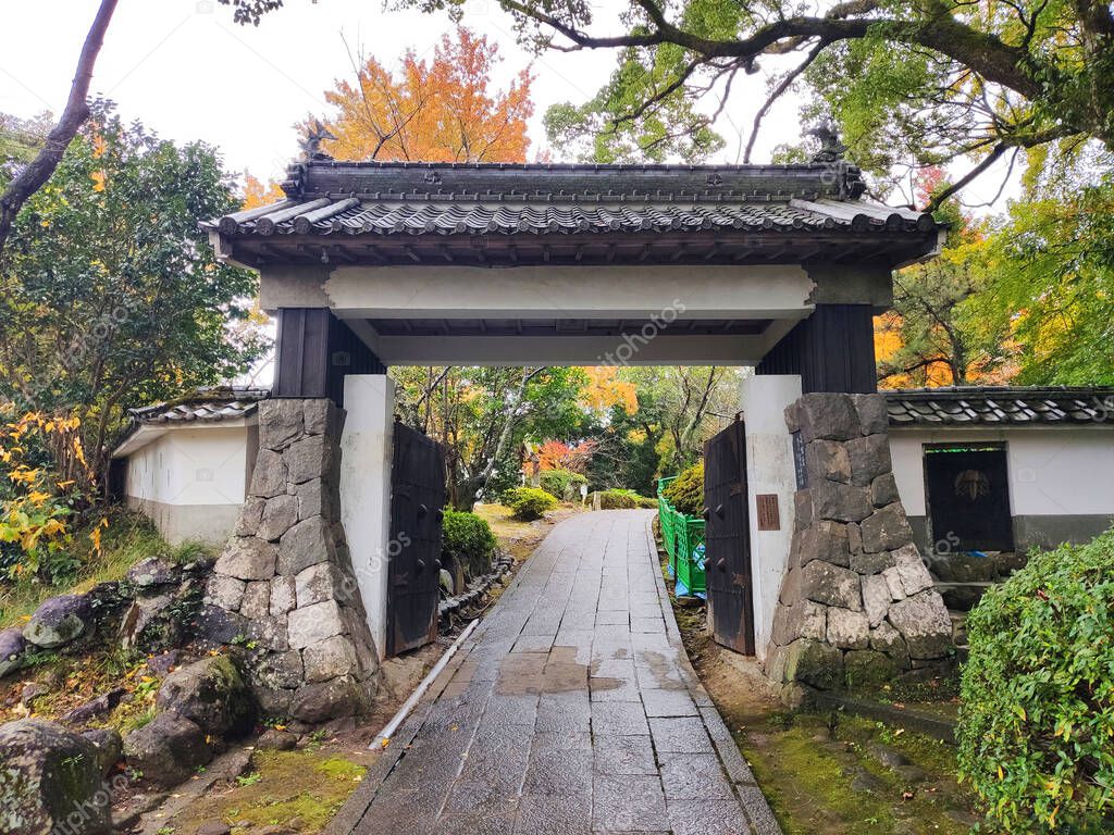 Kitsuki, Japón - 28 de noviembre de 2019: Puerta del castillo de ...