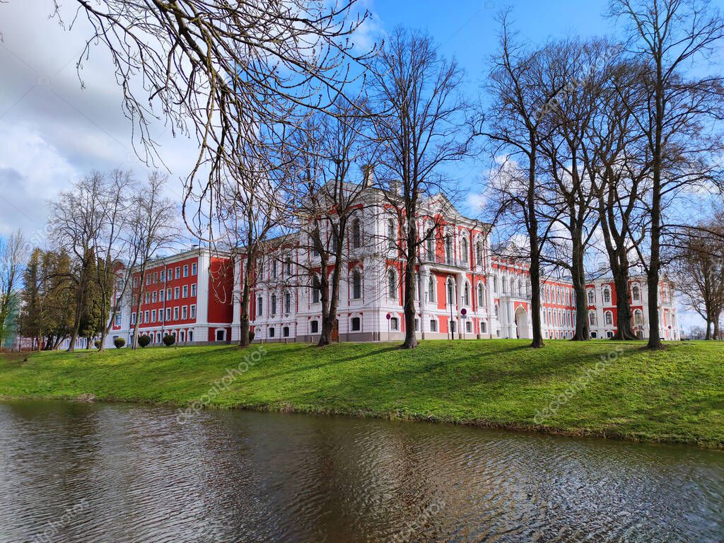 Jelgava, Letonia 19 de abril de 2020: Castillo de Jelgava también ...